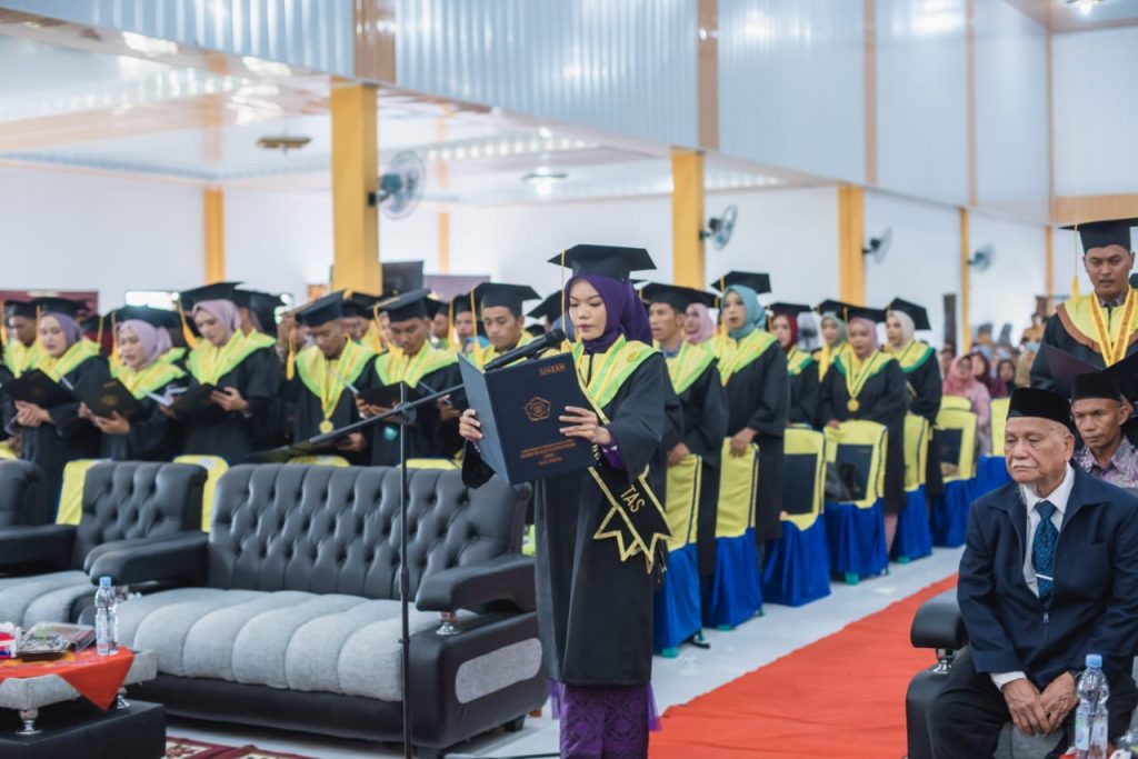 Rektor UNIKS Dr.H. Nopriadi, SKM, M.Kes: Selamat Wisuda, Terus Tingkatkan Pengetahuan dan Jaga ...